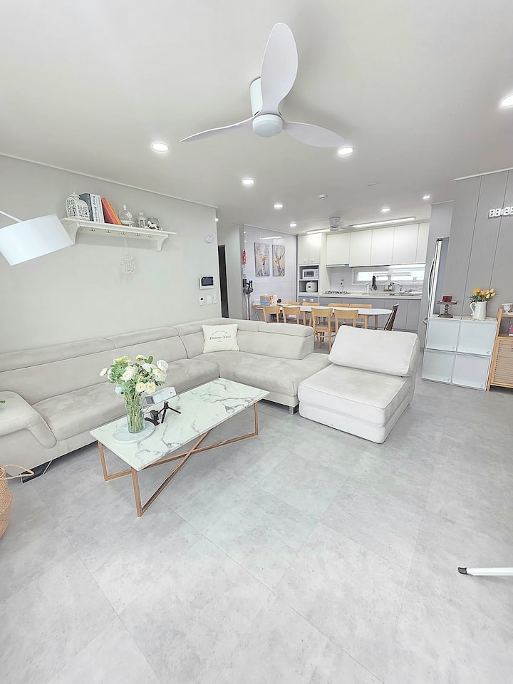 에스더스테이[최대11인/방3/화2/정수기/화장실 -천장온풍,냉풍,드라이/바디드라이어2개] - Bucheon-si