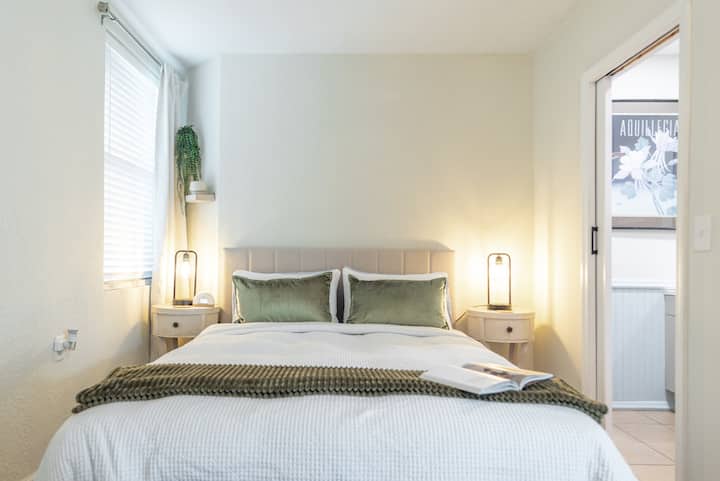 Private Studio Near Downtown, Universal + Airport - Orlando, FL