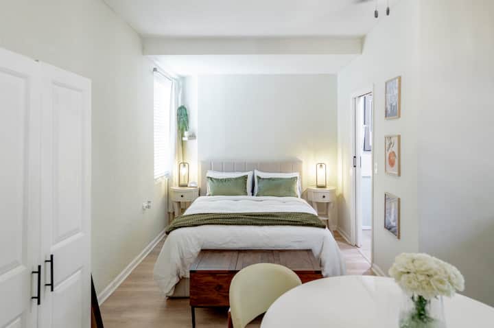 Private Studio Near Downtown, Universal + Airport! - Orlando