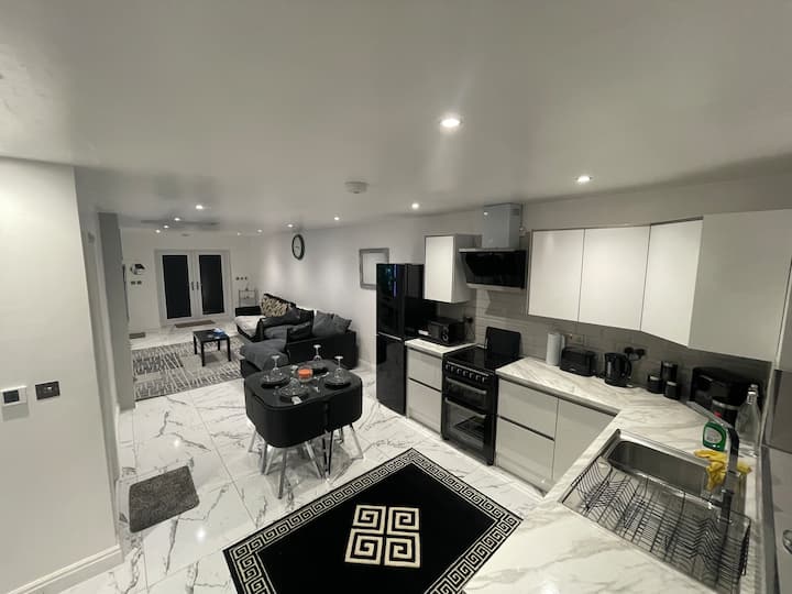 2 Bedroom Lovely Flat - Birmingham