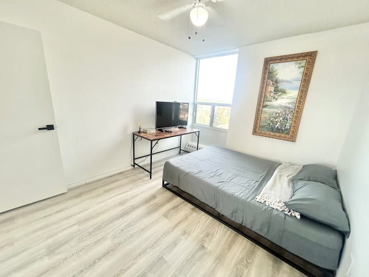 The Executive Suite. Queen Bed, Guest Parking. - Ajax