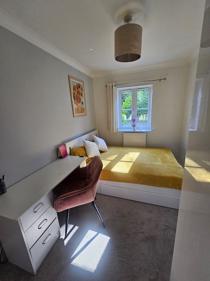Clean And Quiet Room With Desk - Wokingham