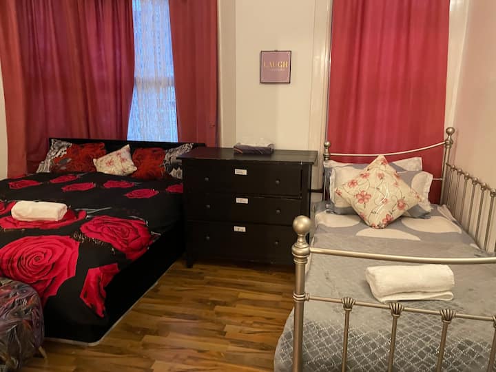 3/4 Adults Wembley Bakerloo Euston London In 15min - London