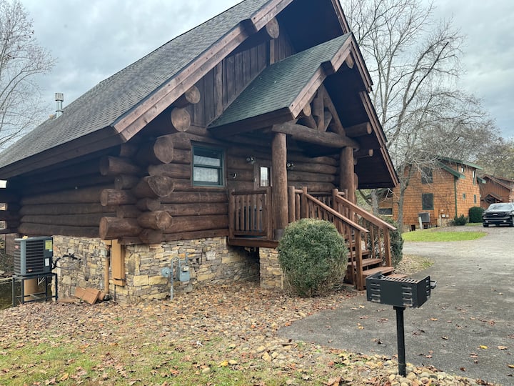 Riverfrontviews/primelocation/hot-tub/pet-friendly - Sevierville, TN