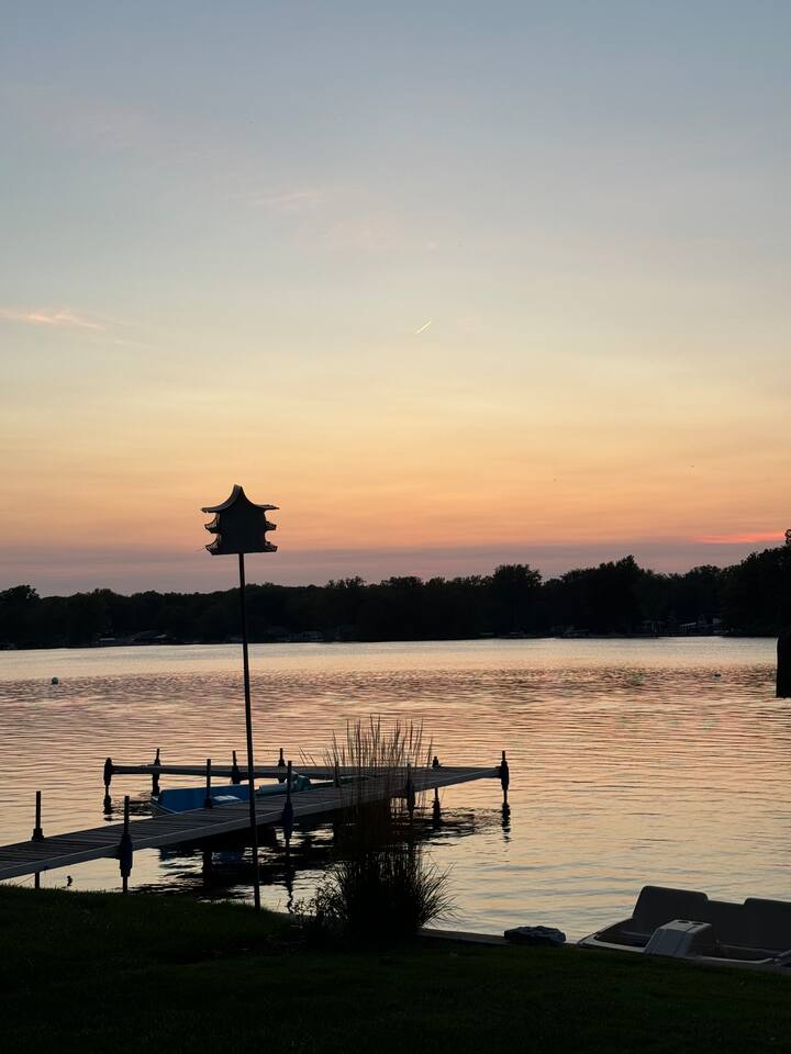 All-sports Lakefront Cottage- 
Sunset Views & Dock - Coldwater, MI