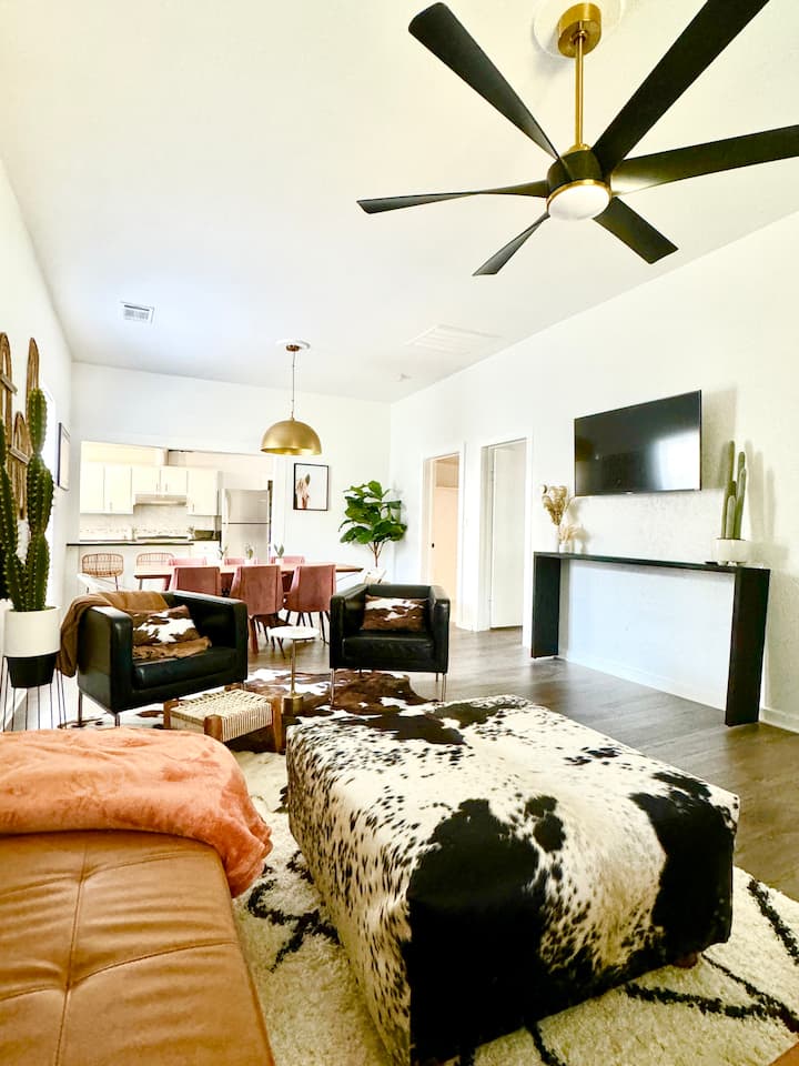 Howdy! Newly Remodeled/ 3 Min Drive To Stockyards! - Fort Worth, TX
