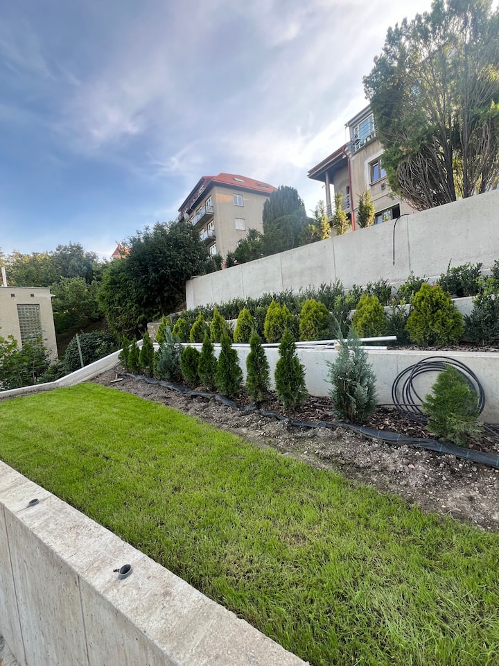 Suburban 4 Bedroom Lower Ground - Prague