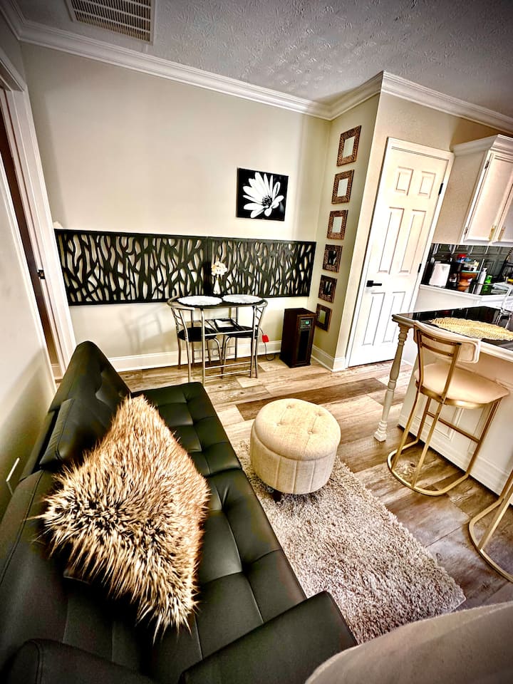 Cozy & Snug Louisville Hideaway - Louisville, KY