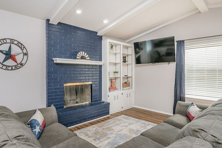 Central, Clean, Fireplace, Garage, Cozy 3 Beds - Amarillo, TX