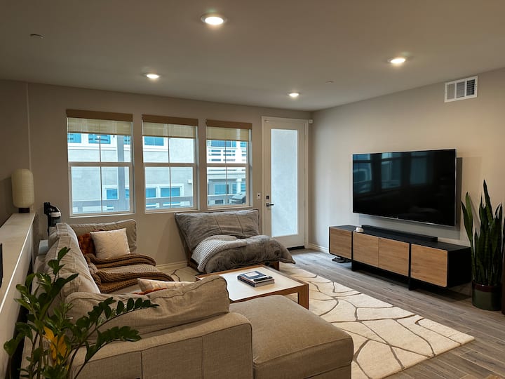 Spacious Oasis | 3br+den | 3.5ba La Townhome - Long Beach, CA