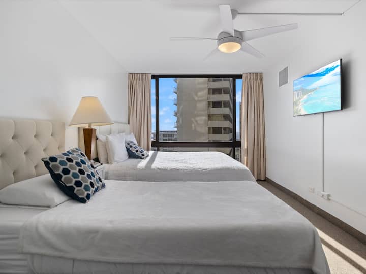 Waikiki Oceanview Condo Pool/gym/parking -Sleeps 6 - Honolulu