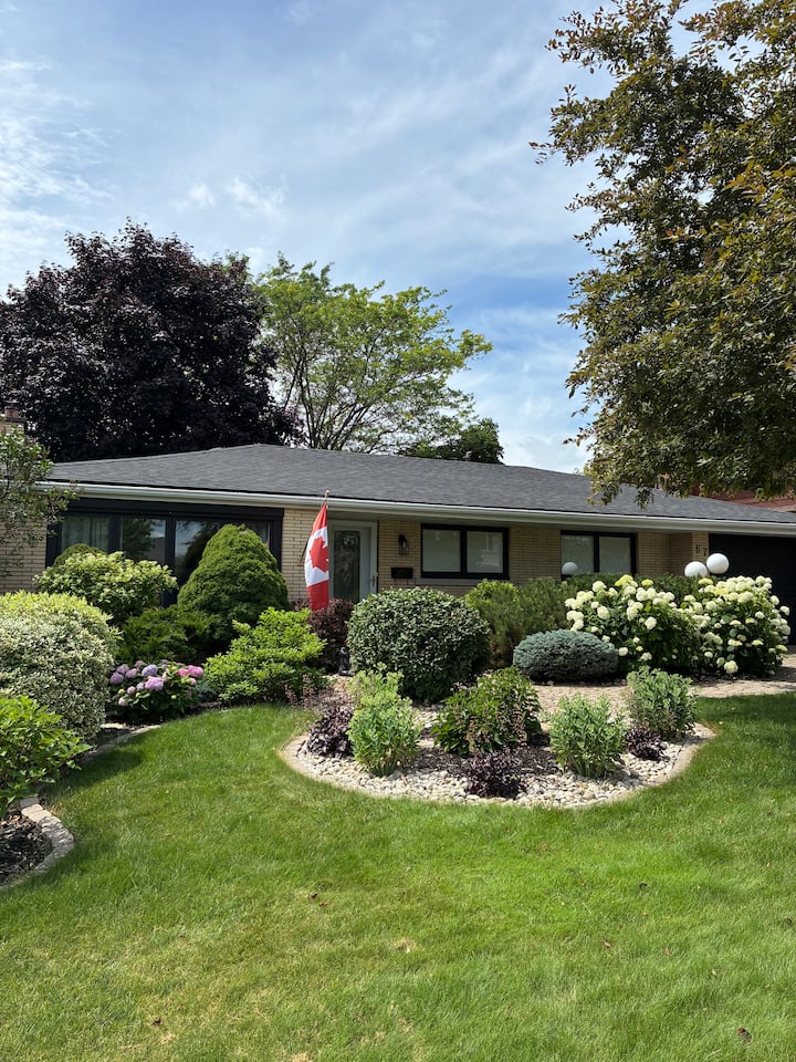 3 Bedrooms In Beautiful Bungalow - Hamilton