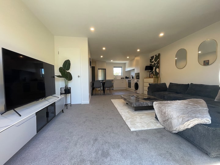Stylish 2 Bed Retreat Close To Cbd With Parking - Christchurch