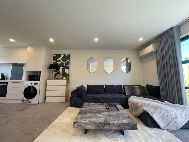 Spreydon Style | 2br + Parking - Christchurch