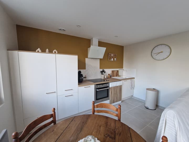 Petit Logement Avec Parking - Lussac-les-Châteaux
