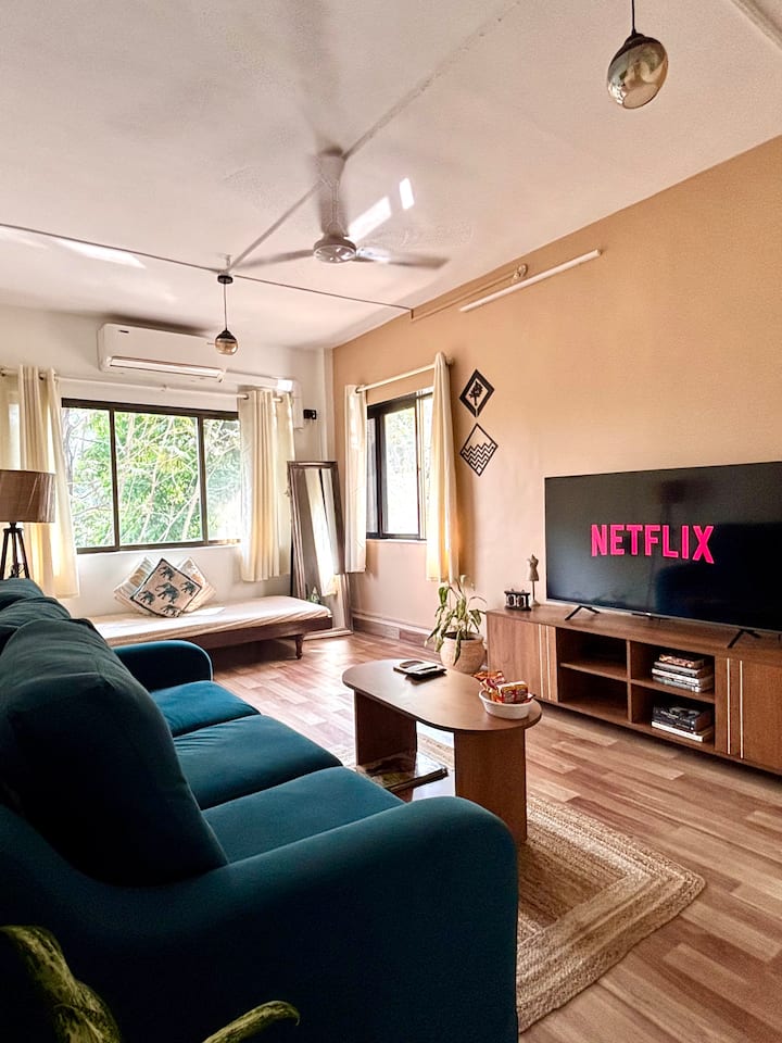 Home Away From Home | Near Iskc0n | Balcony & Wifi - Mumbai
