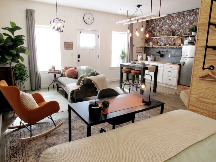 Praying Farms: Eclectic *King* Loft Studio - United States
