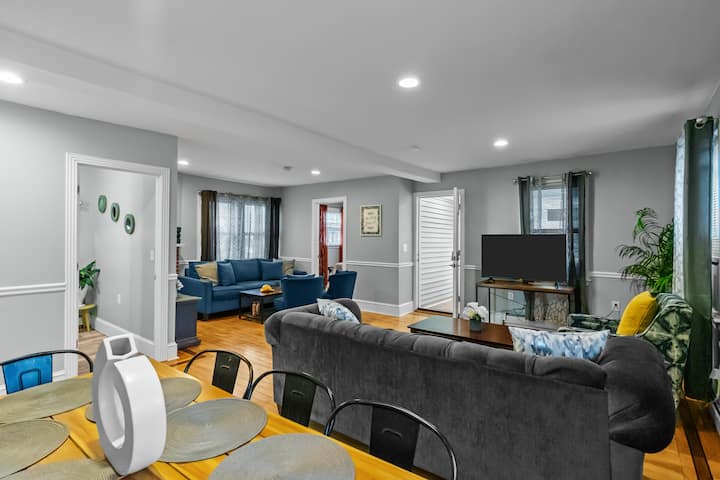Modern Bungalow In Edgewood - Rhode Island