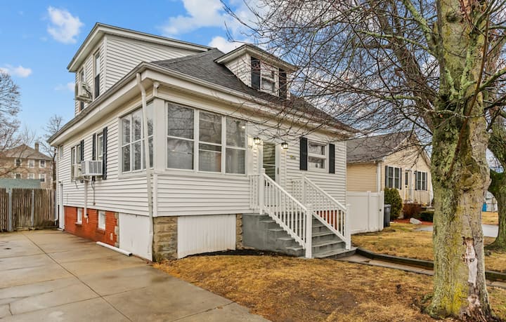 Modern Bungalow In Edgewood - Rhode Island