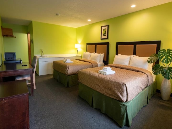 A Room With Two Double Beds - Niagara Falls