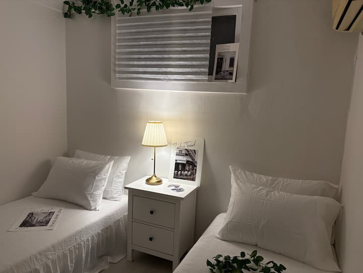 싱글침대 2개|전용욕실|지하철 공항버스 5분|명동·동대문·성수·홍대20~35분|생필품 무료 - South Korea