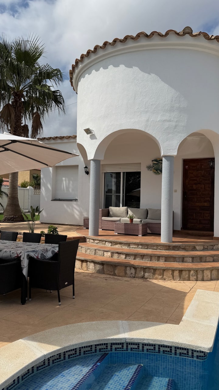 Magnífico Chalet Con  Jardín Y Piscina Privada - Costa Dorada, España