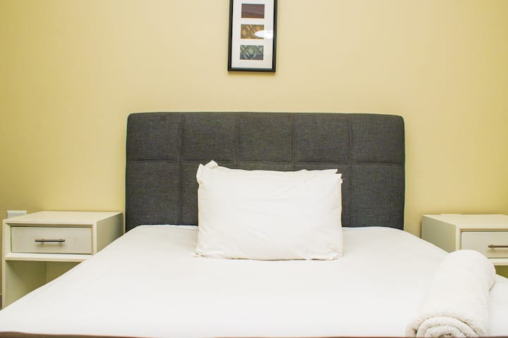 Value For Money,queen Bed, Clean, Safe,& Pool. No4 - Alberton