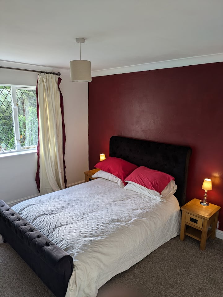 Large Double Room With Tv Fridge Shared Bathroom - Telford
