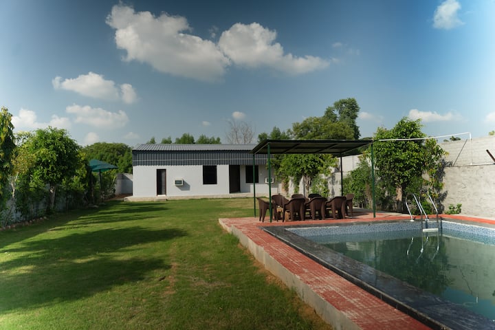 4 Bhk Farm With Pool - グルガーオン