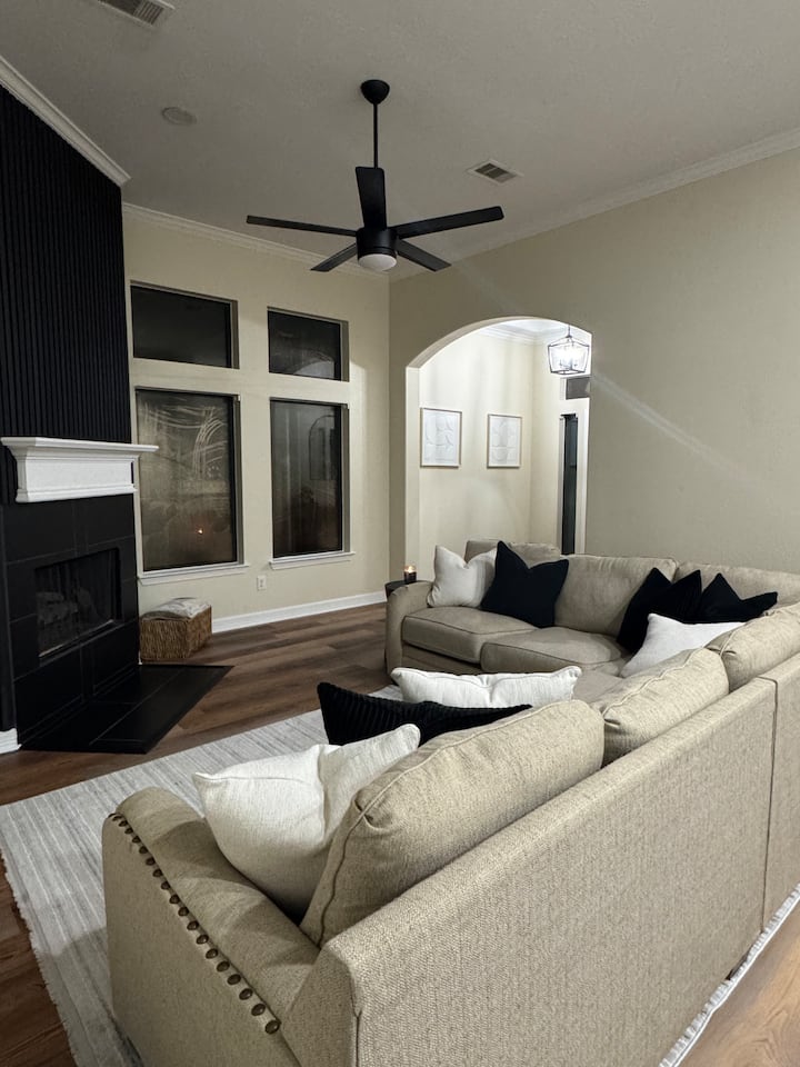 Modern Comfort W/ Cozy Living Space, Spring, Tx - Spring, TX