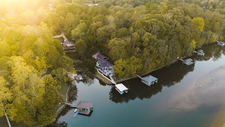 Keowee Lakefront Home | Hot Tub, Kayaks, Dock! - Walhalla, SC