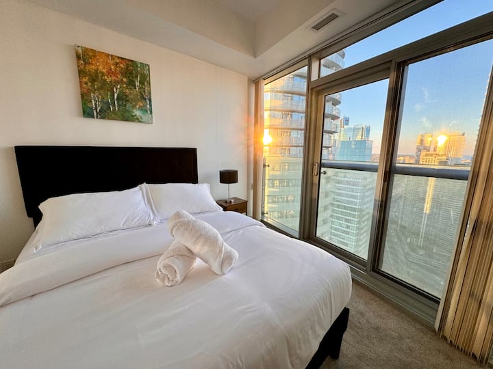 Spacious Condo W/free Parking/by Cn Tower - Toronto