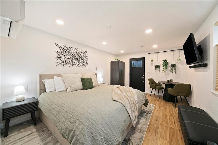 King Bed/ Stylish Relaxing Space - Boise, ID