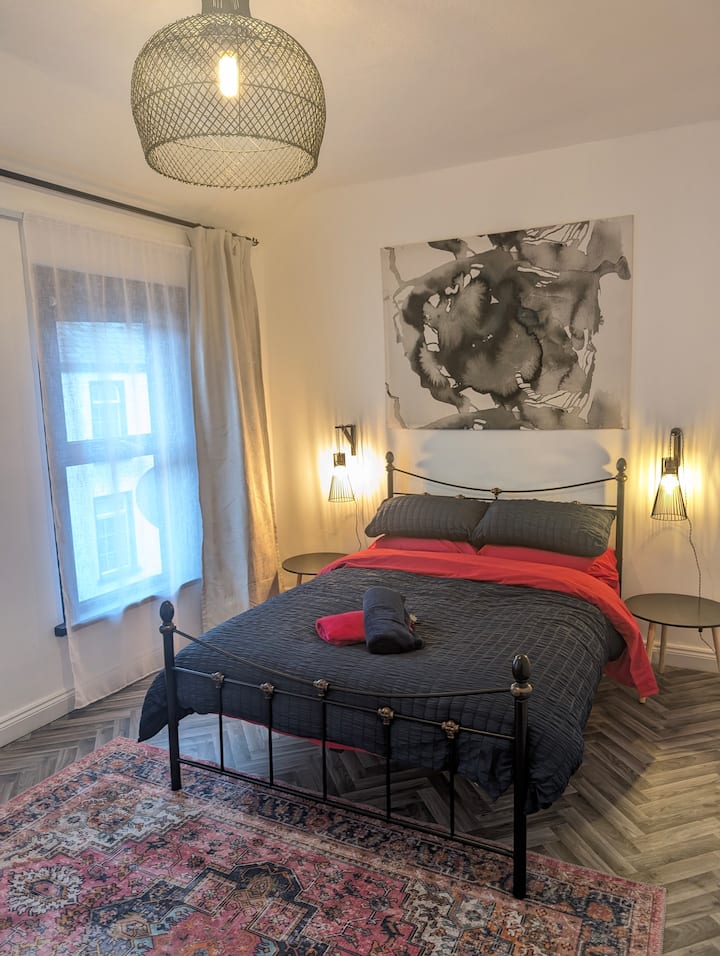 Prime Central Location In Derry City, Sleeps Six - Derry