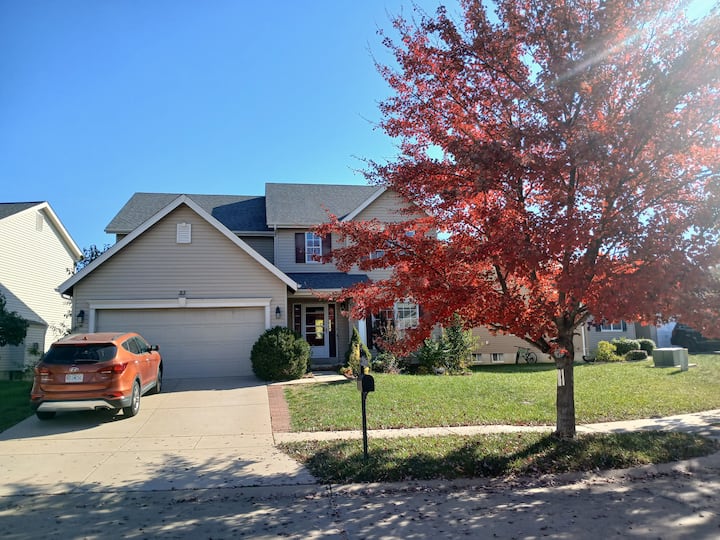 Spacious Bedroom. Attached Bath & Walk In Closet. - O'Fallon, MO