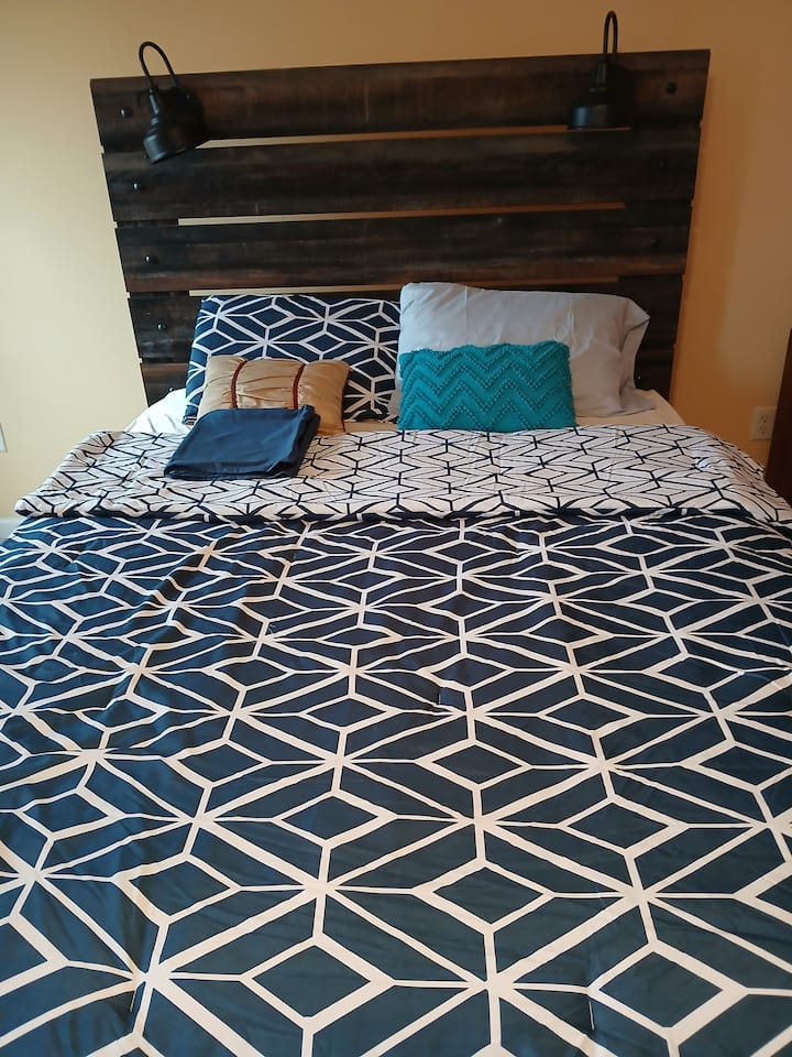 Spacious Bedroom. Attached Bath & Walk In Closet. - O'Fallon, MO
