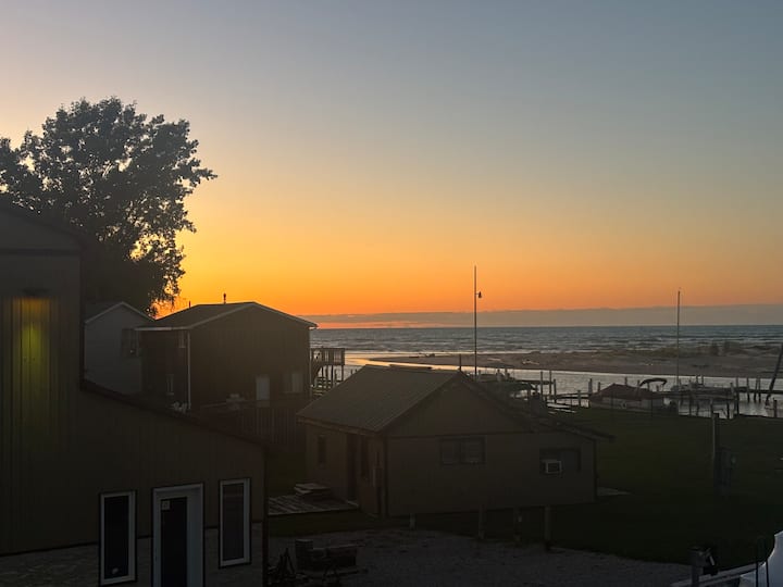 Waterfront Loft In Port Franks - Port Franks