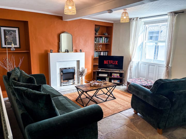 Bourne Cottage: Luxe 3-bed, Pets Welcome, Xbox S - Castleton