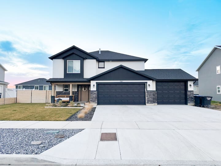 Modern Home With Open Farm Field Mountain View - Payson, UT