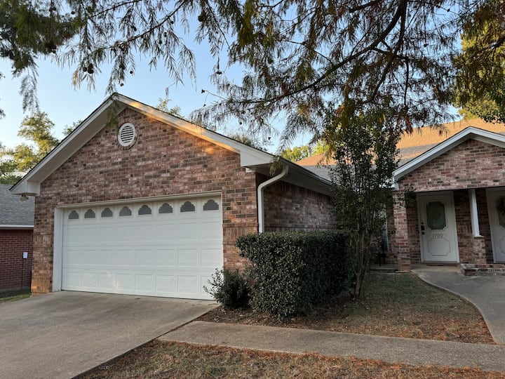 Centrally Located 3br Duplex - Tyler, TX