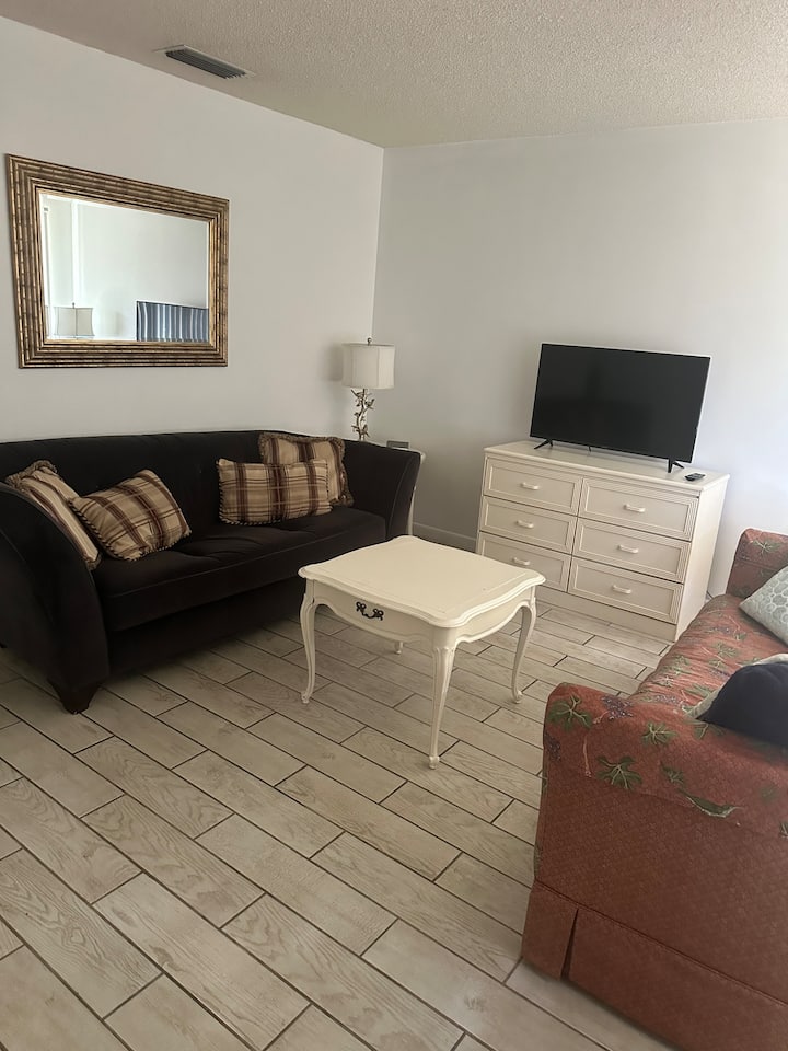 Apt! 2 Bedrooms, Small Pet Ok! - Vero Beach, FL