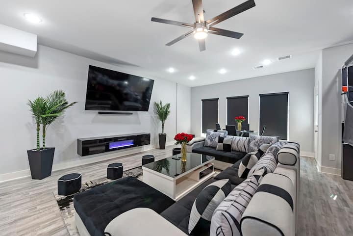 Black & Gray Luxe Mansion W/indoor B-ball Court! - Houston, TX