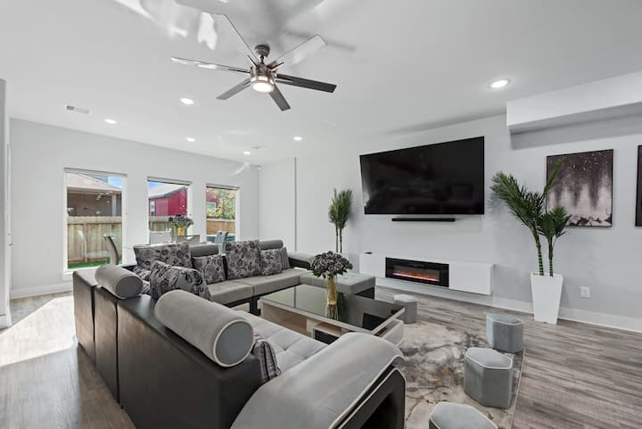 Gated Modern Mansion W/ Indoor Court & Huge Tvs! - 휴스턴