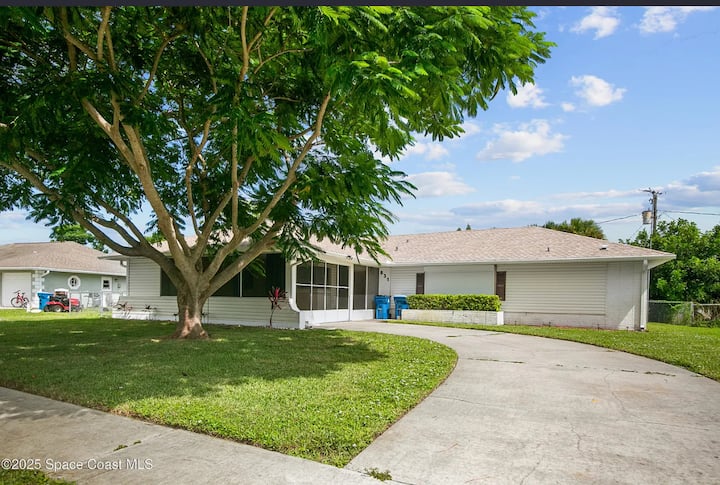 Spacious Home In Sunny Palm Bay Near Space Coast - Palm Bay, FL