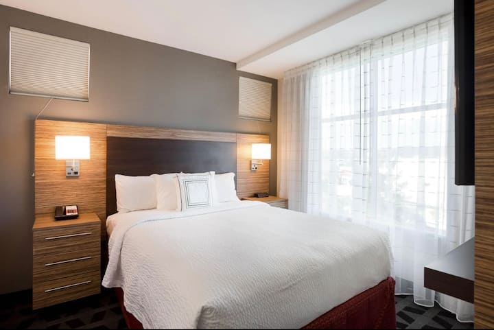 Foster City 1 King Suite W/ Parking & Breakfast - San Mateo, CA