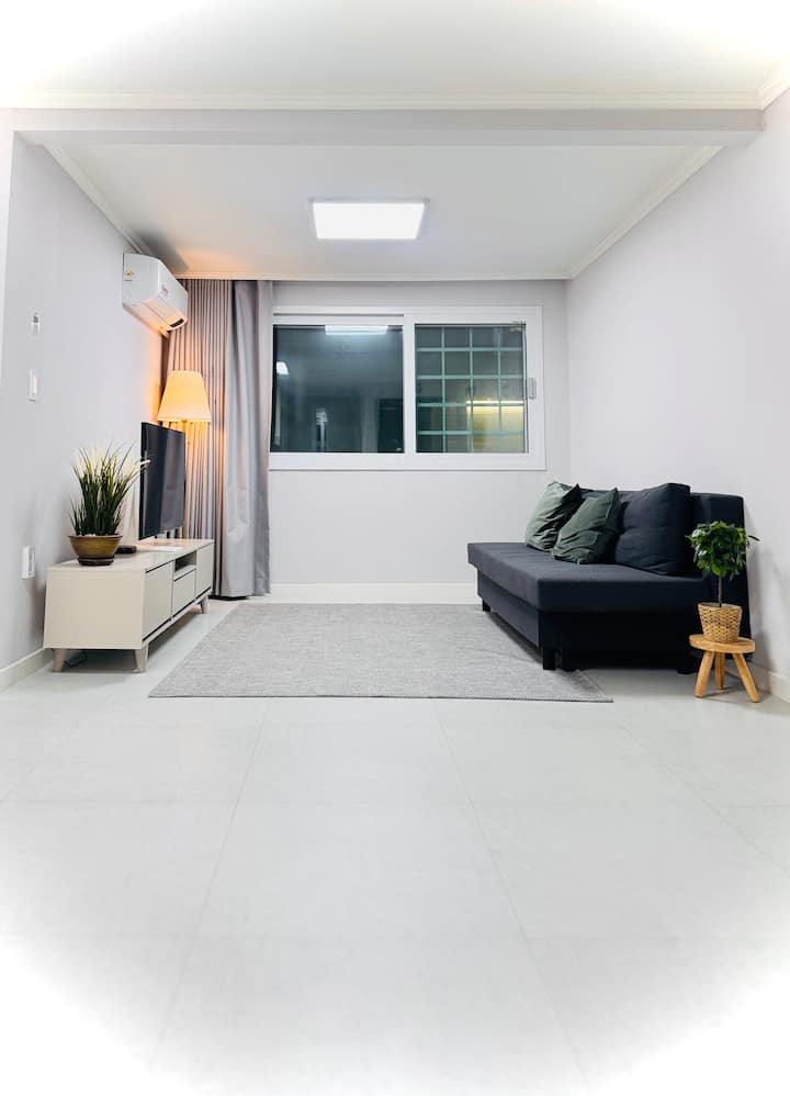 재방문율1위#공항직행#역1분#신축1층숙소#무료짐보관#호텔침구#세탁건조기#무료미니바#올리브영 - Seoul