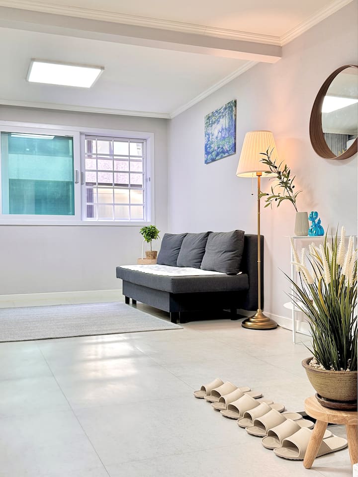 [홍대입구역1분1층]5인숙소/명품침대/호텔식침구/짐보관/세탁기건조기/친절한호스트/올리브영 - Seoul