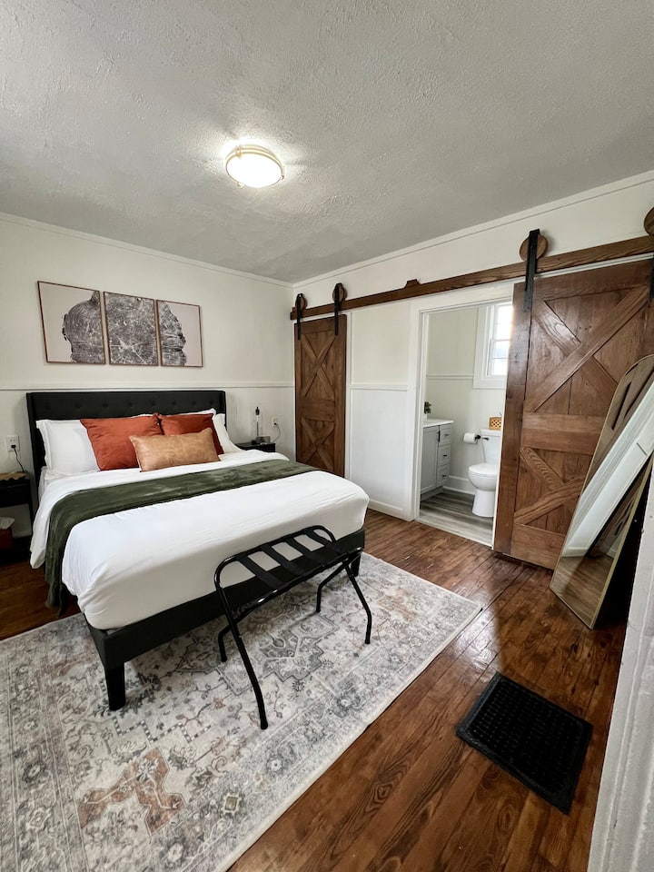 Sycamore House: Cozy Entire Home - Terre Haute, IN