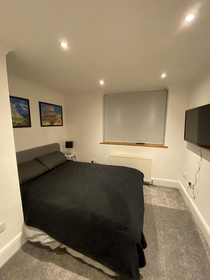 Self’contained Studio Flat - Staines-upon-Thames