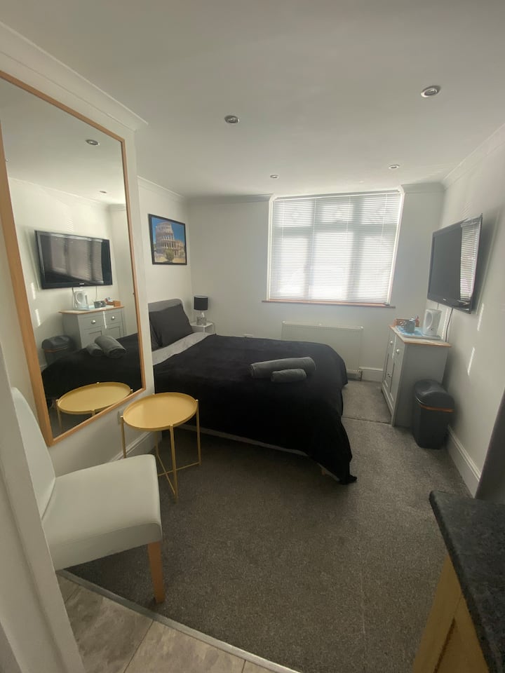 Self’contained 
Free Parking 
Close To Heathrow - Staines-upon-Thames